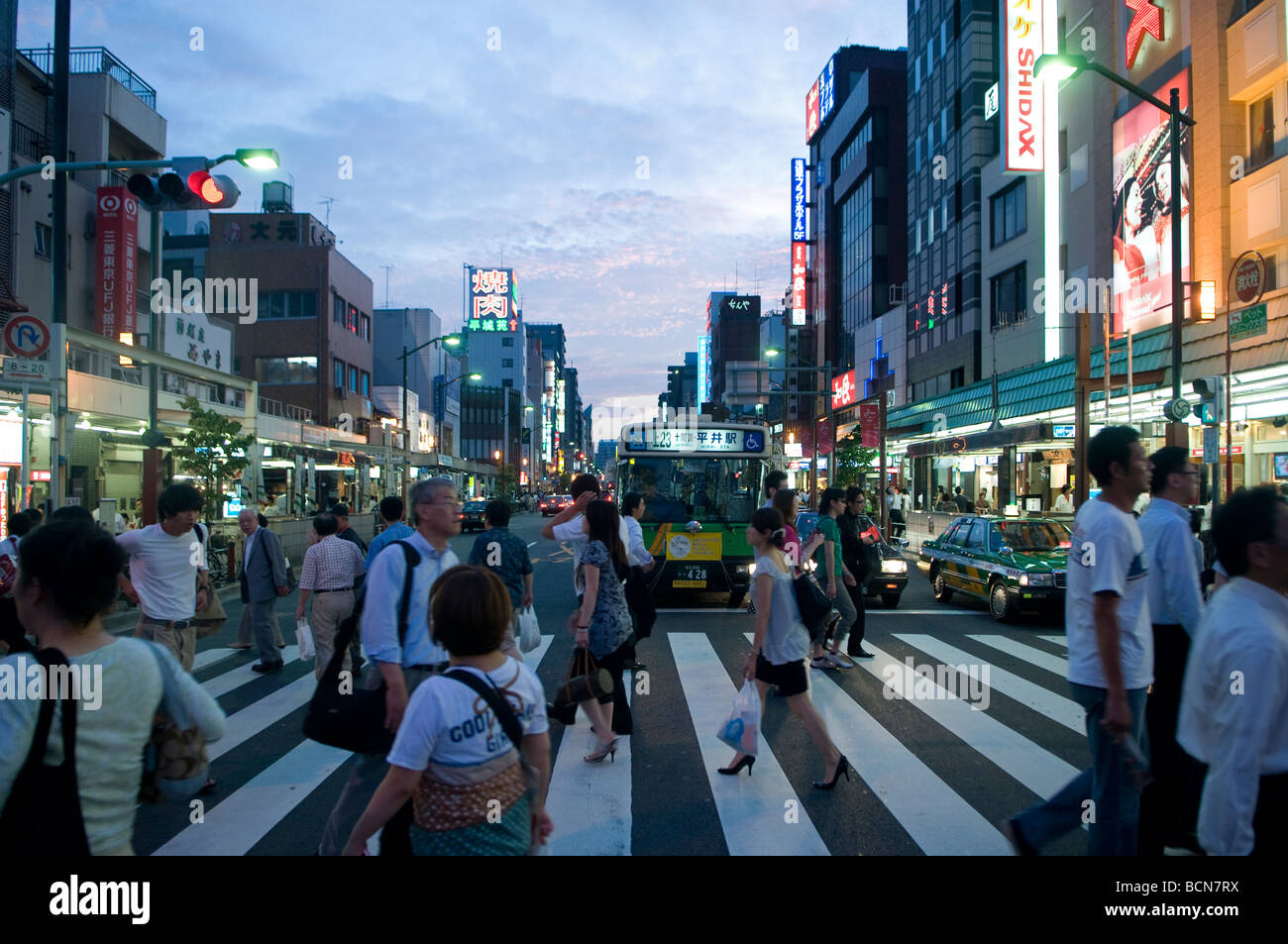 Menschen gehen in der innenstadt von tokio -Fotos und -Bildmaterial in ...