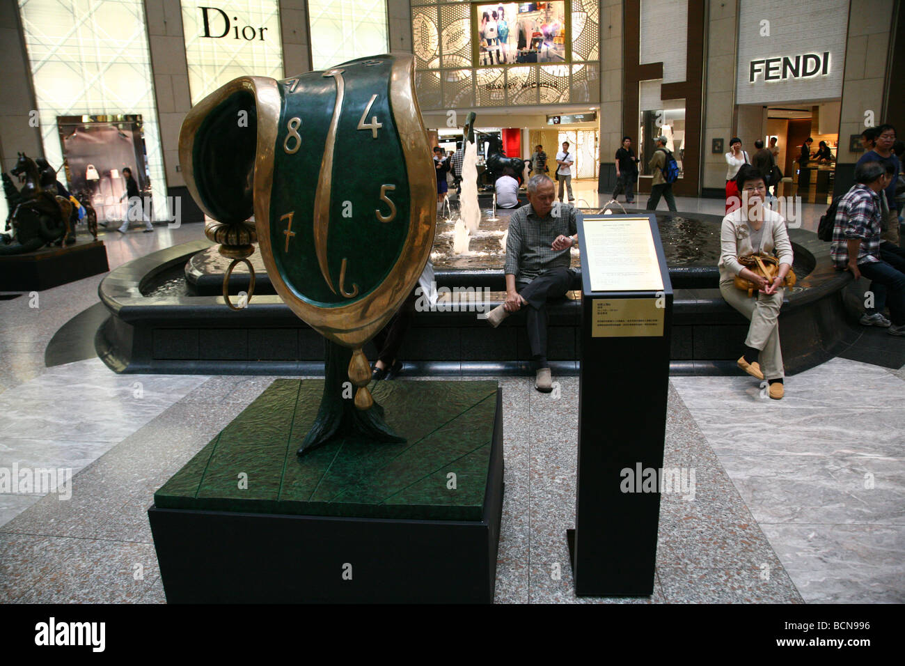 Spanischen Maler Salvador Dalí Bronzeskulptur Dance of Time ausgestellt ...