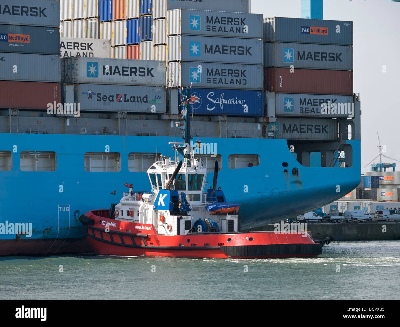 Tug pushing container ship -Fotos und -Bildmaterial in hoher Auflösung ...
