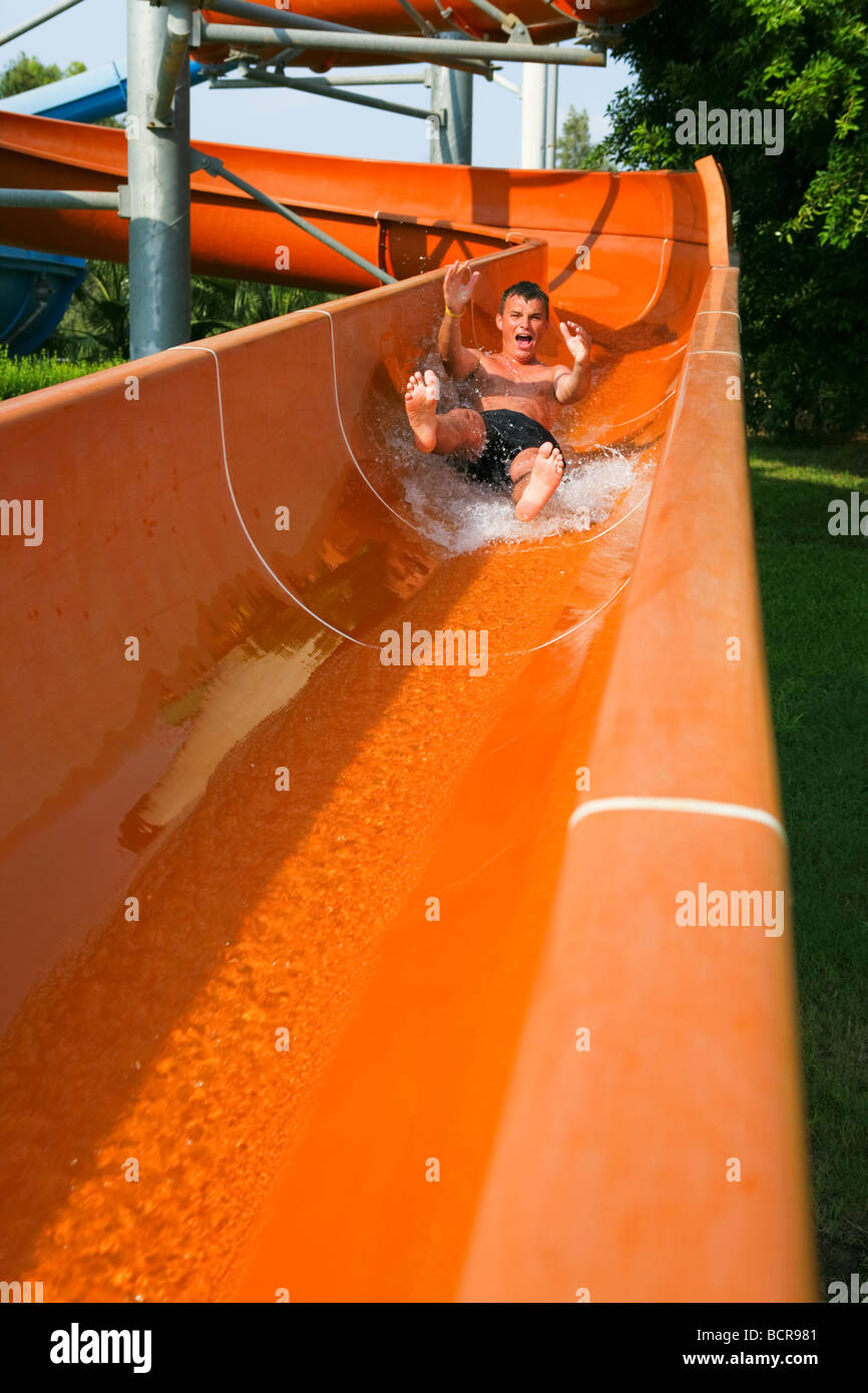 Rote wasserrutsche -Fotos und -Bildmaterial in hoher Auflösung – Alamy