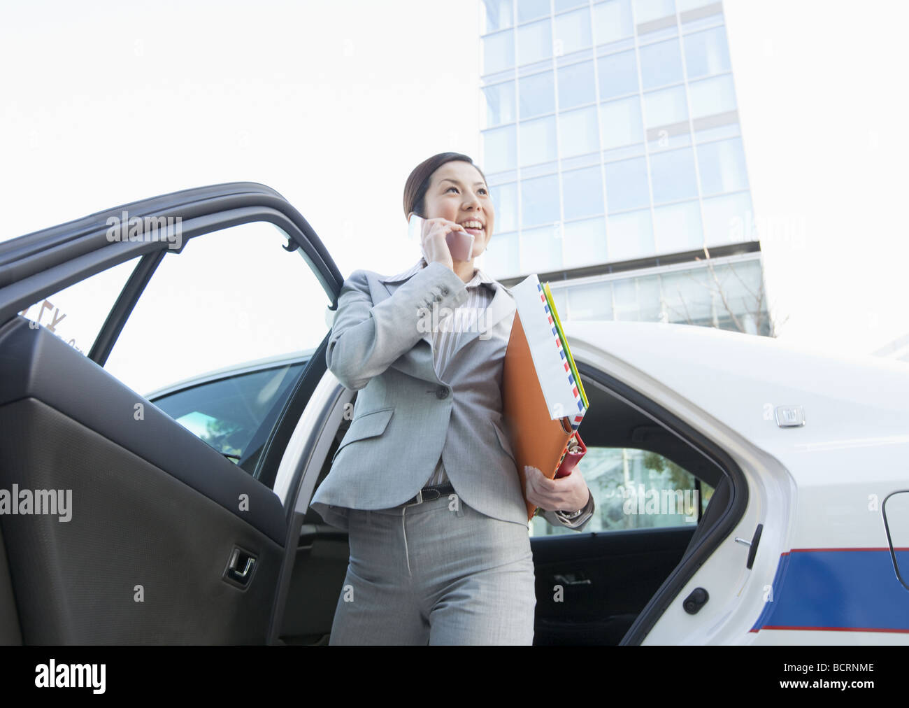 Dame steigt aus dem taxi -Fotos und -Bildmaterial in hoher Auflösung – Alamy