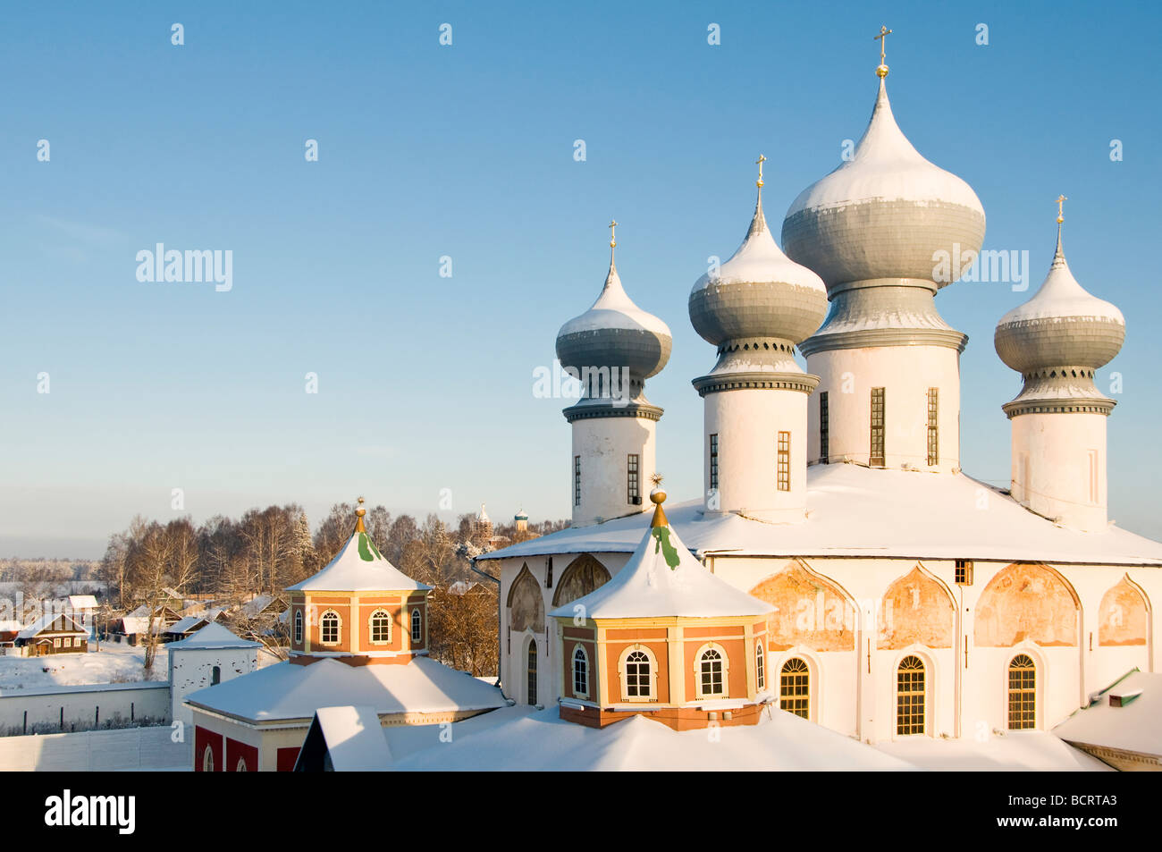 Uspenski-Kathedrale mit der Altstadt Tichwin im Winter, Bogorodichno ...