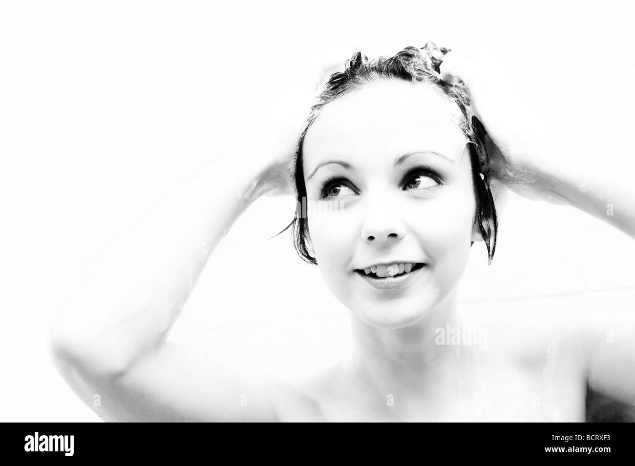 Mädchen In Der Dusche Dusche Schwarzweiß Stockfotos Und Bilder Alamy