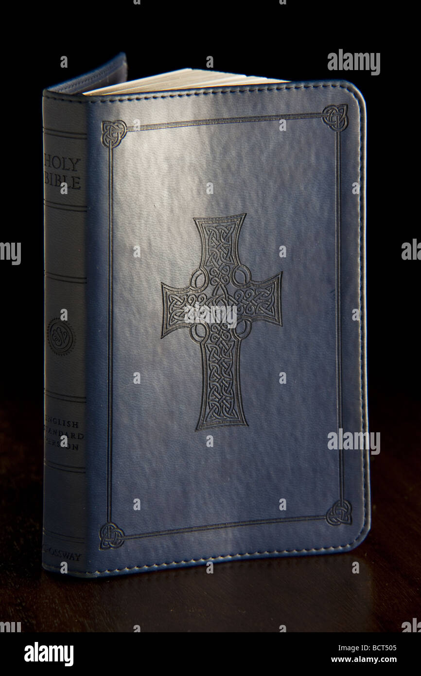 Heilige bibel und kreuz -Fotos und -Bildmaterial in hoher Auflösung – Alamy