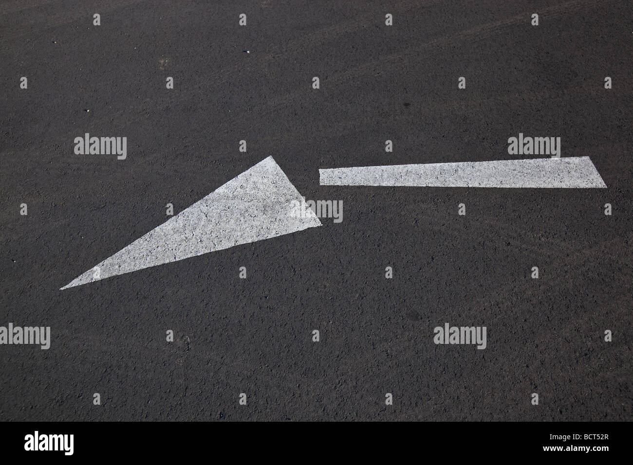 Bent arrow -Fotos und -Bildmaterial in hoher Auflösung – Alamy