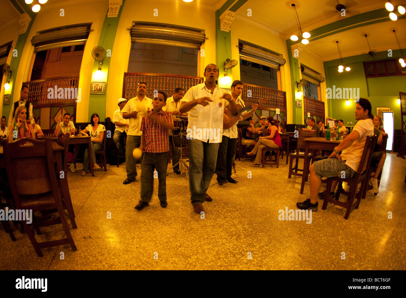 Salsa-Tänzer in kubanische Bar in Havana, Kuba Stockfotografie - Alamy