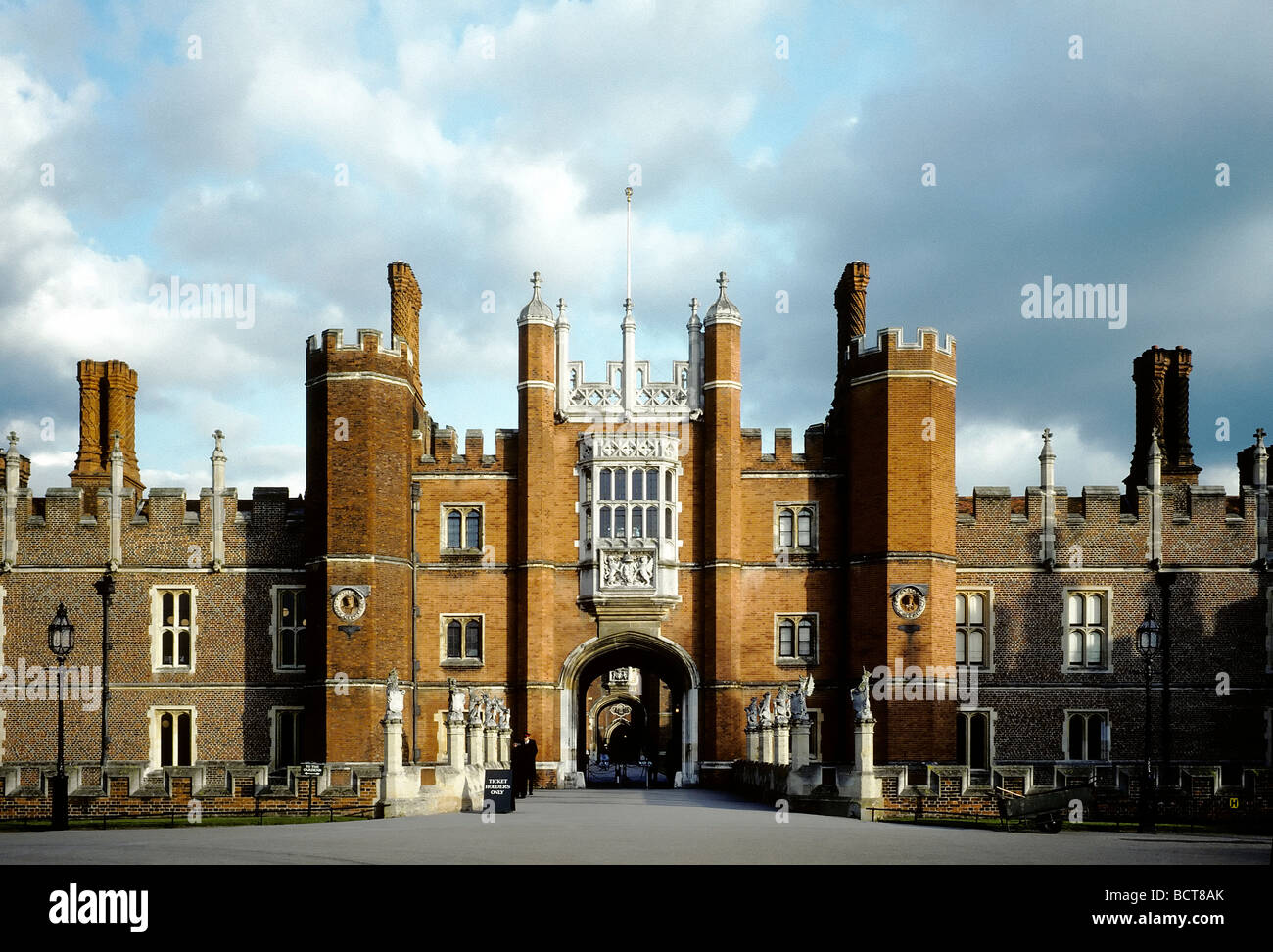 Hampton Court Palace, Westfassade im Tudor-Stil, Richmond upon Thames ...
