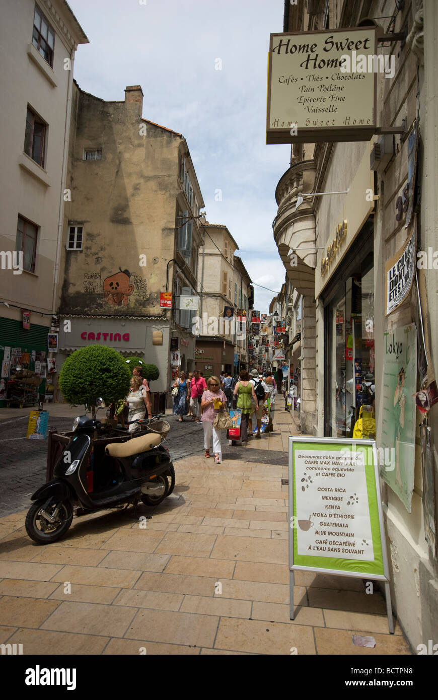 Shopping in provence street shops -Fotos und -Bildmaterial in hoher ...