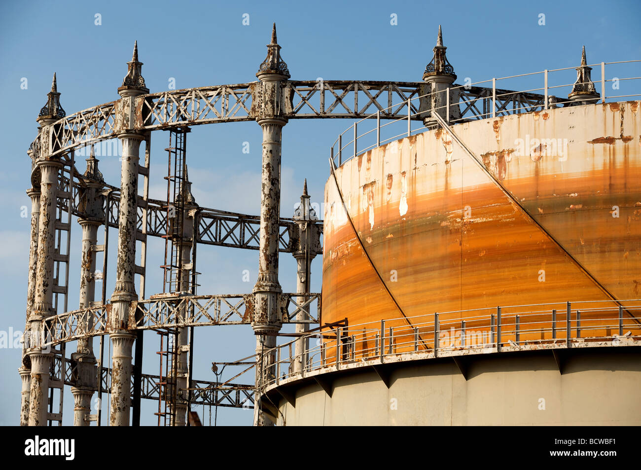 Empty gasometer gas storage tank -Fotos und -Bildmaterial in hoher ...