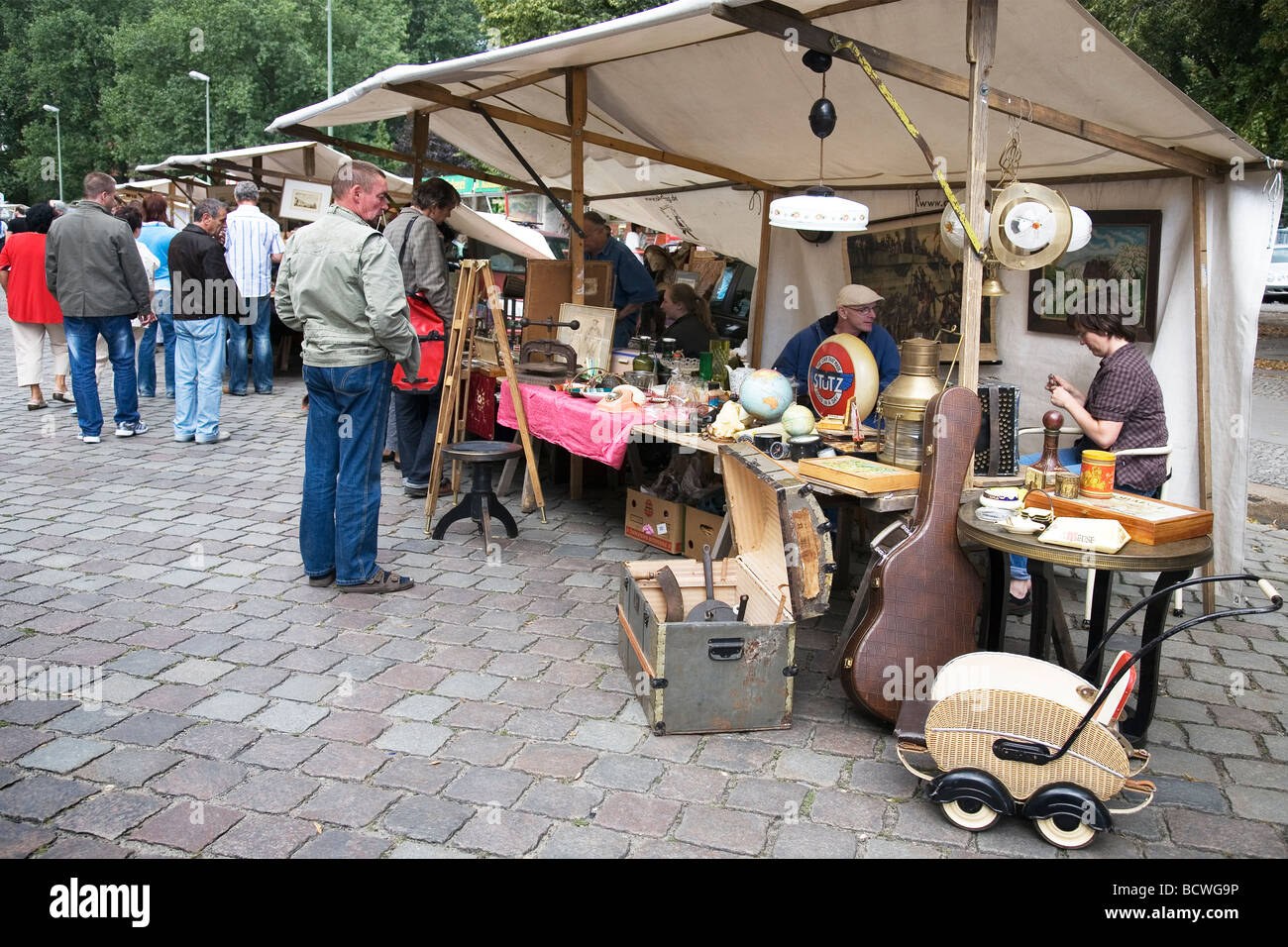 Flohmarkt am Ostbahnhof, Berlin, Deutschland Stockfotografie - Alamy