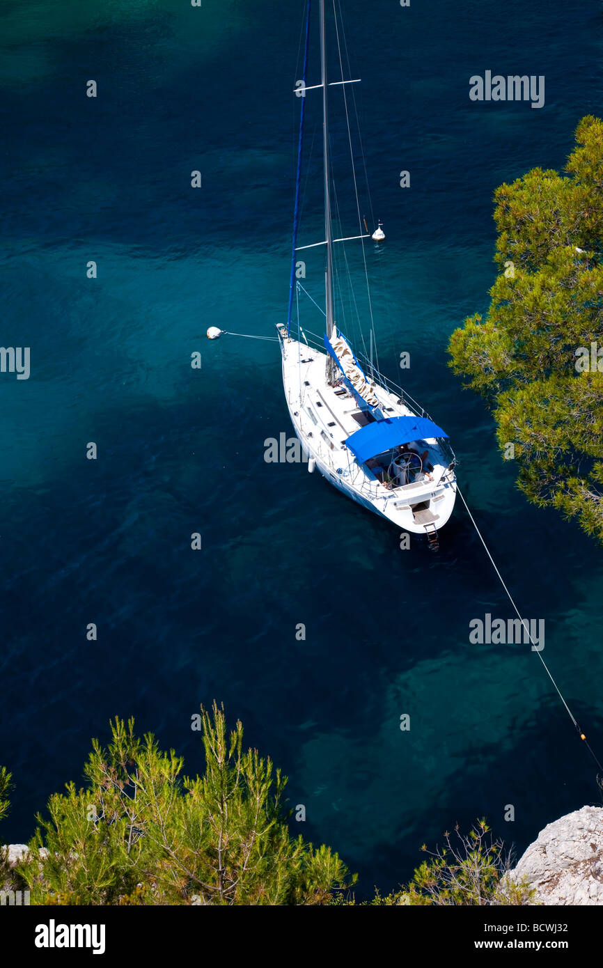 Segelboot vor Anker in einer der Calanques bei Cassis, Provence ...