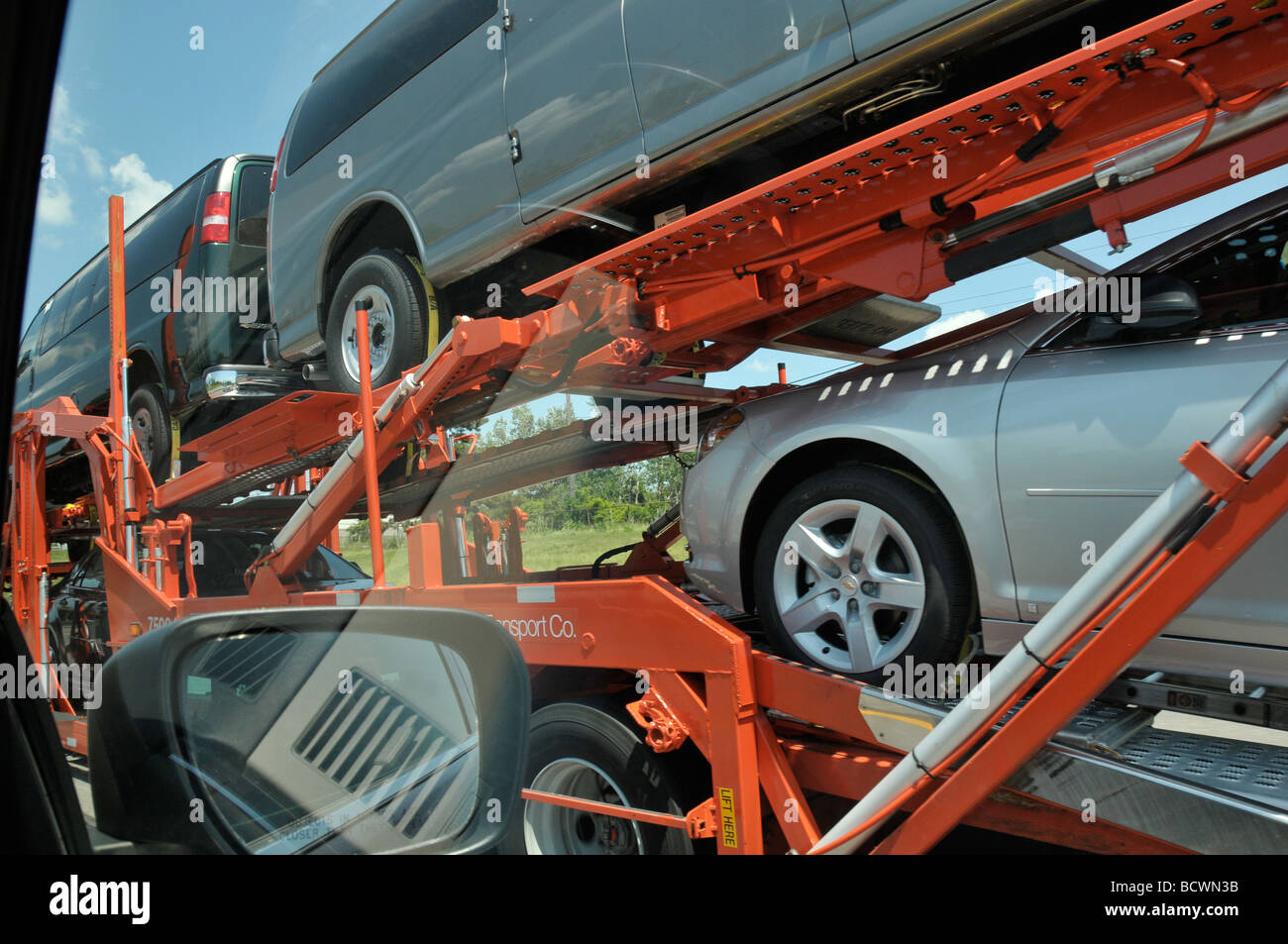 Neue Abschleppwagen auf der Interstate Stockfotografie - Alamy