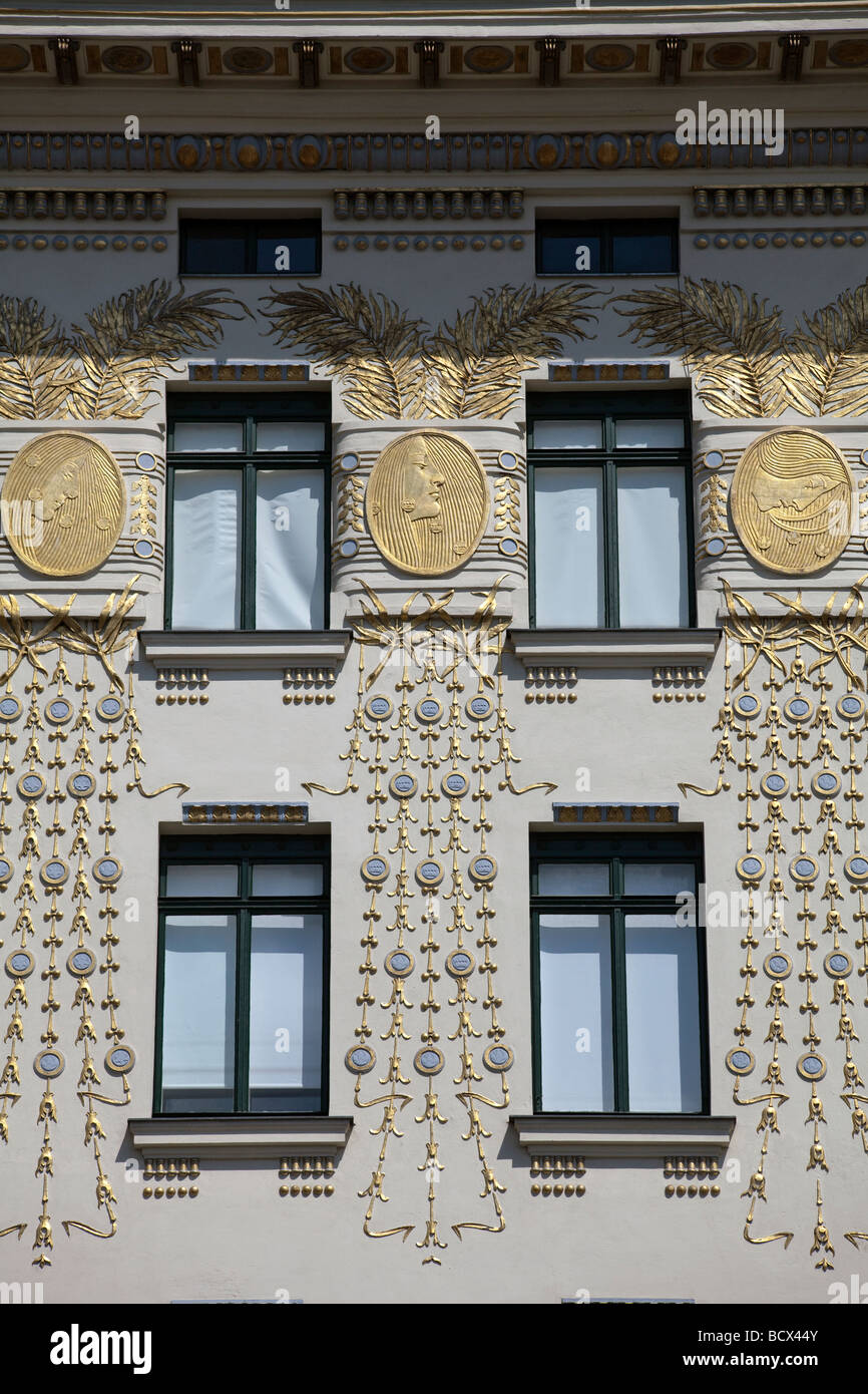 Jugendstil medallion house -Fotos und -Bildmaterial in hoher Auflösung ...