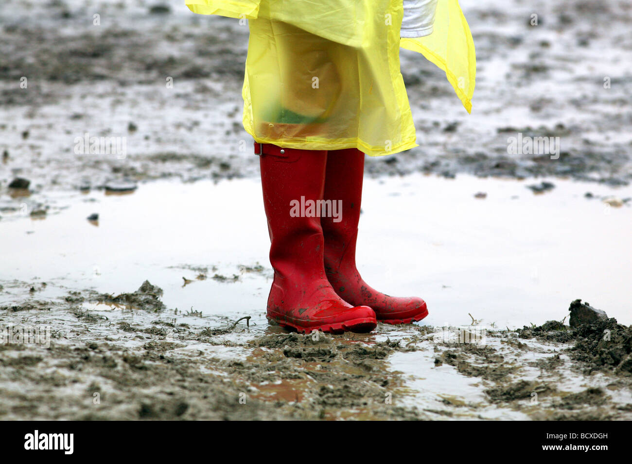 Fun in mud glastonbury festival -Fotos und -Bildmaterial in hoher ...