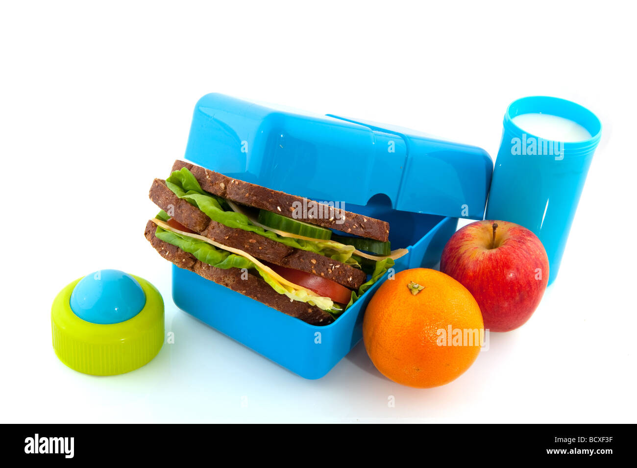 Gesunde Lunch-Box mit Brot, Obst und Milch zum mitnehmen ...