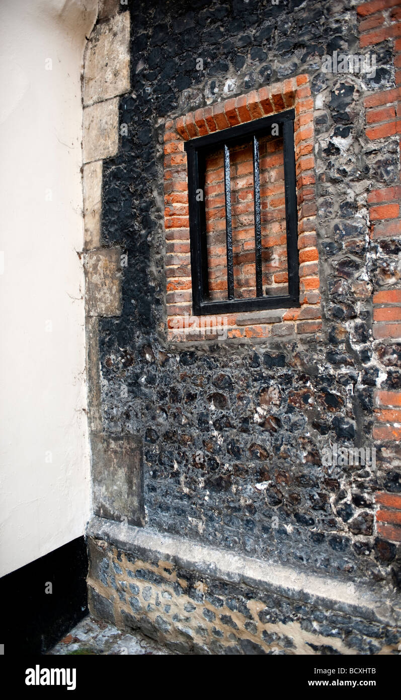 Altes Fenster mit Bars in einer Mauer aus Stein und Stein ...
