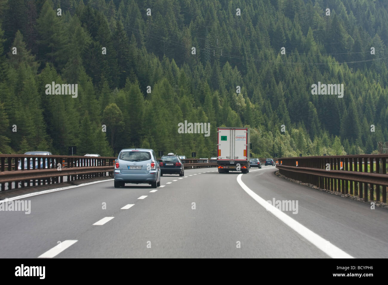 Autostrada in den italienischen Bergen. Autobahn A22 in der Provinz ...