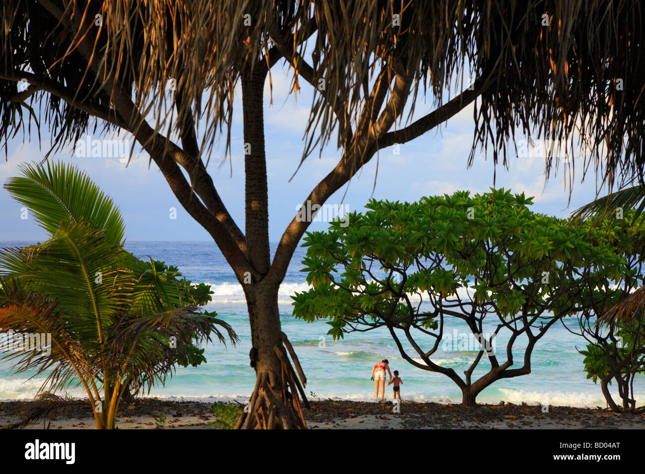 Mutter und Sohn am Strand, Rangiroa, Tuamotu-Archipel, Französisch ...