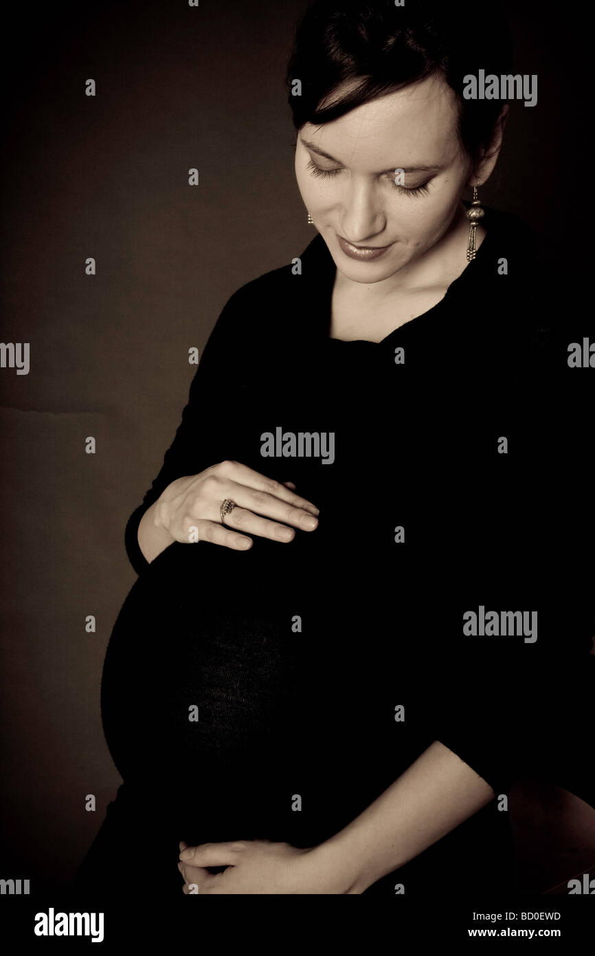 Hand unter dem bauch -Fotos und -Bildmaterial in hoher Auflösung – Alamy