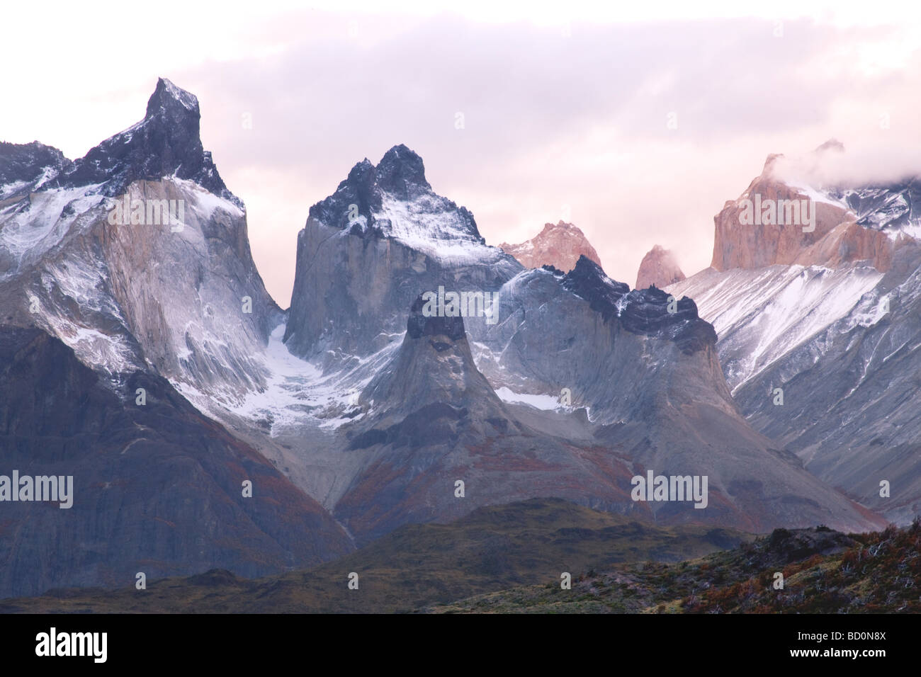 Los Cuernos Gipfeln der Anden im Torres del Paine Nationalpark ...