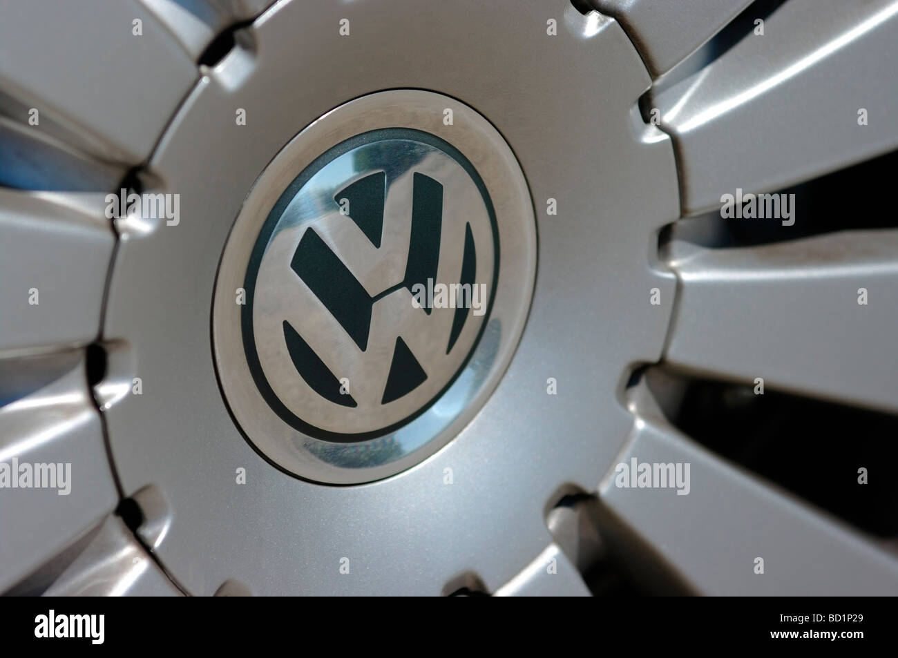 VW-Emblem auf Leichtmetallfelge Stockfotografie - Alamy