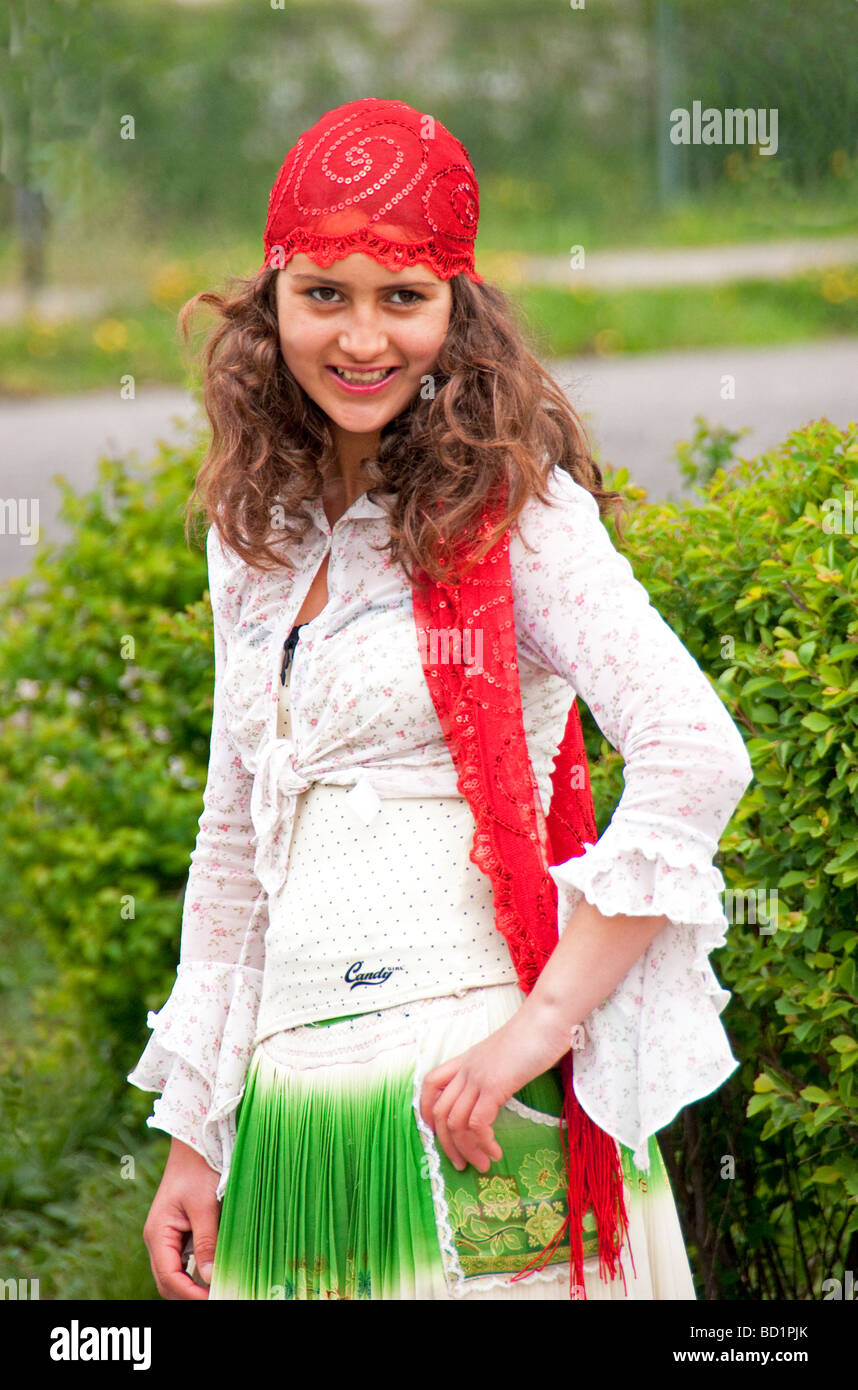 Gypsy girl roma girl -Fotos und -Bildmaterial in hoher Auflösung – Alamy