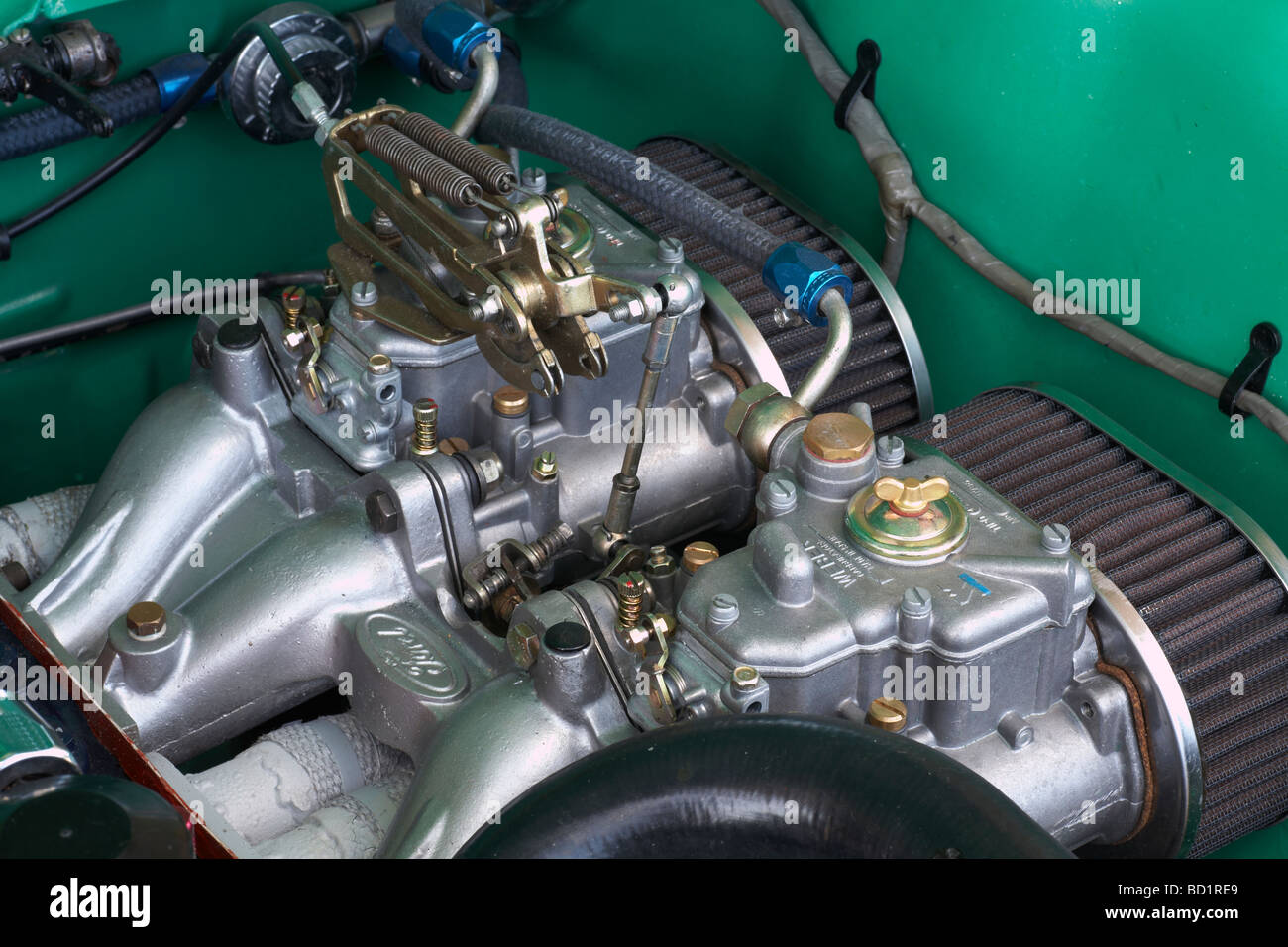 Twin-Weber-Vergaser in den Motorraum eines Klassikers der 1960er Jahre ...