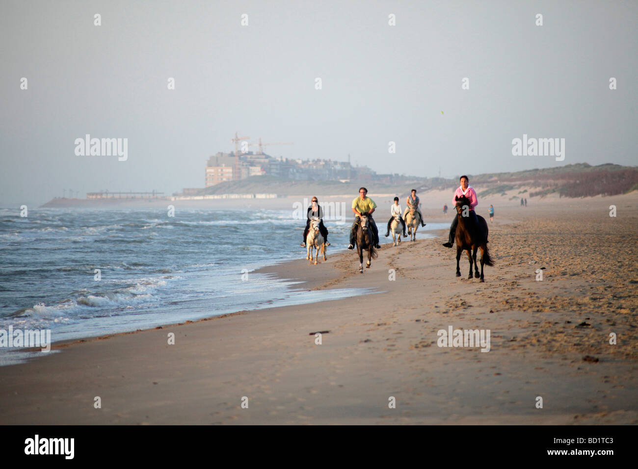 Gruppe von Jugendlichen Reiten am Ostseestrand in De Haan Belgien ...