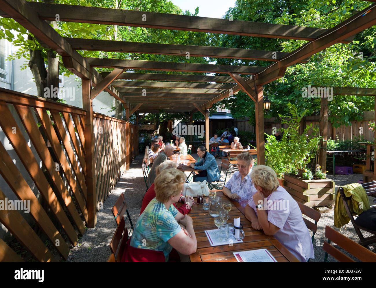 Schutzherren trinken in ein Heuriger, Nussdorf, Wien, Österreich ...