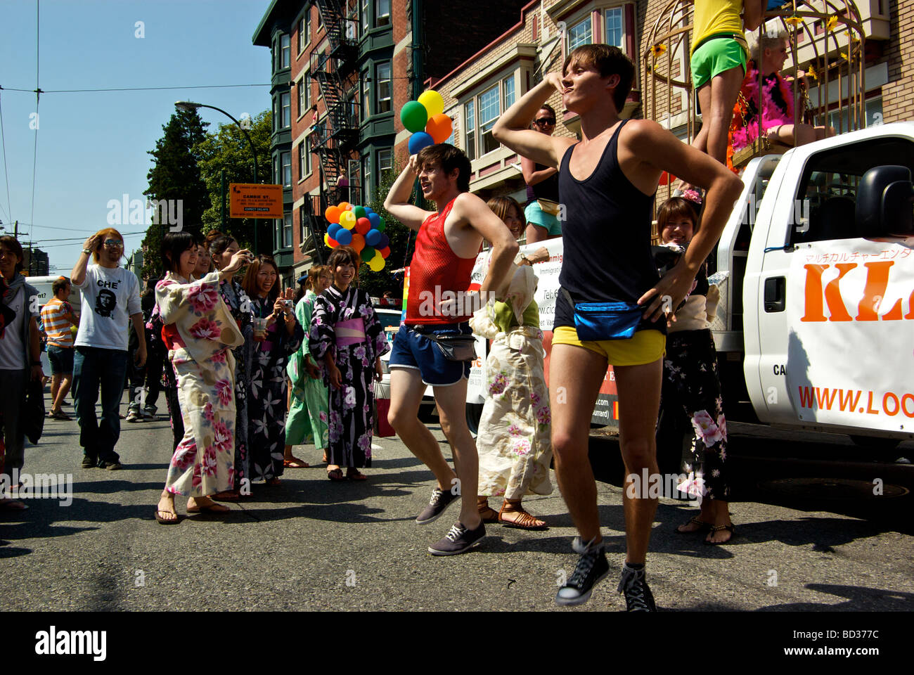 Hübsche junge Männer, die Durchführung ein Tanzprogramm mit Publikum ...