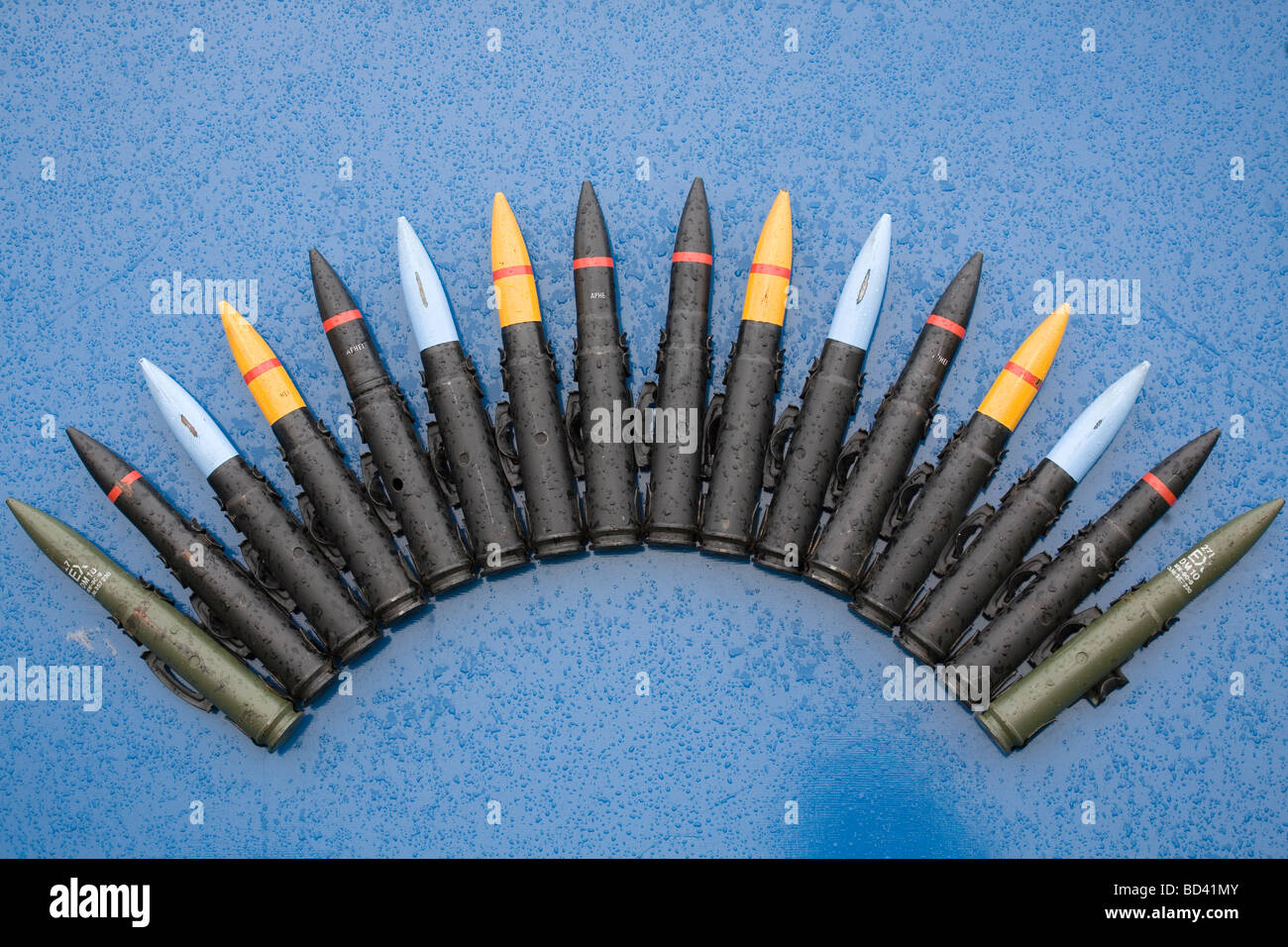 Munition wird im Regen angezeigt. Die 30 mm Kanone Schalen werden in ...