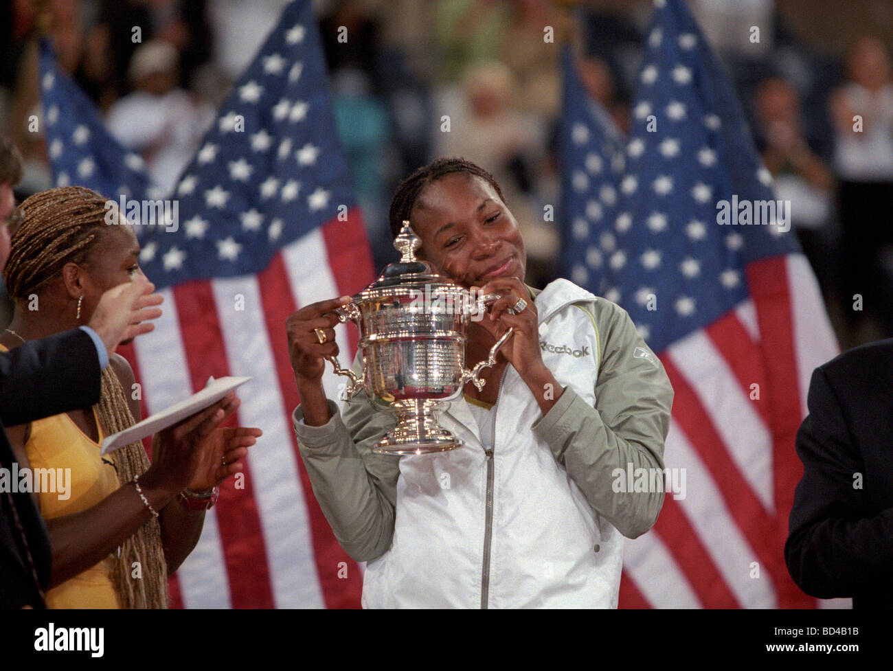 Venus Williams USA halten ihre Sieger-s-Trophäe an die 2001 US Open ...