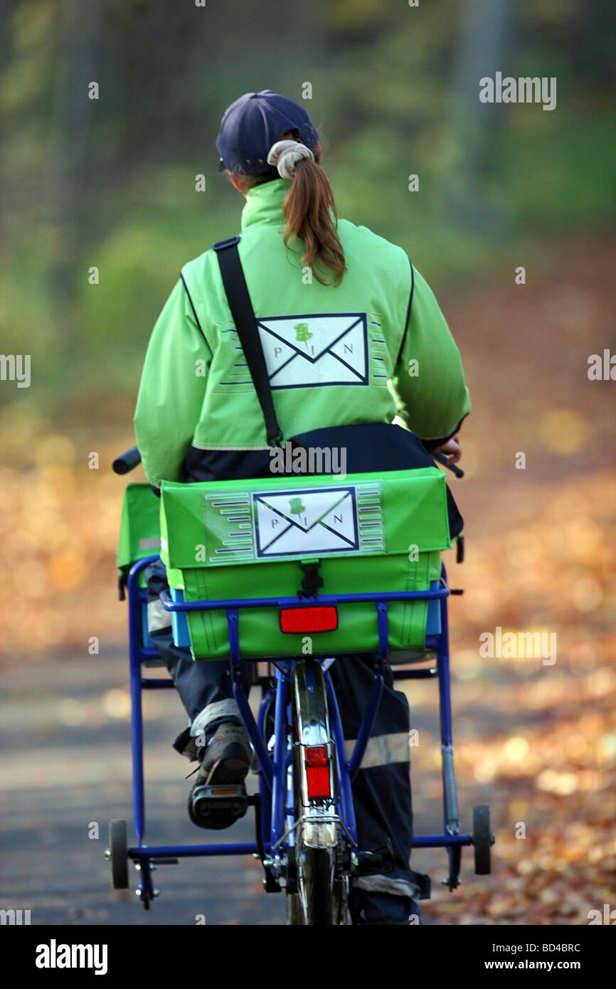 Female postman -Fotos und -Bildmaterial in hoher Auflösung – Alamy