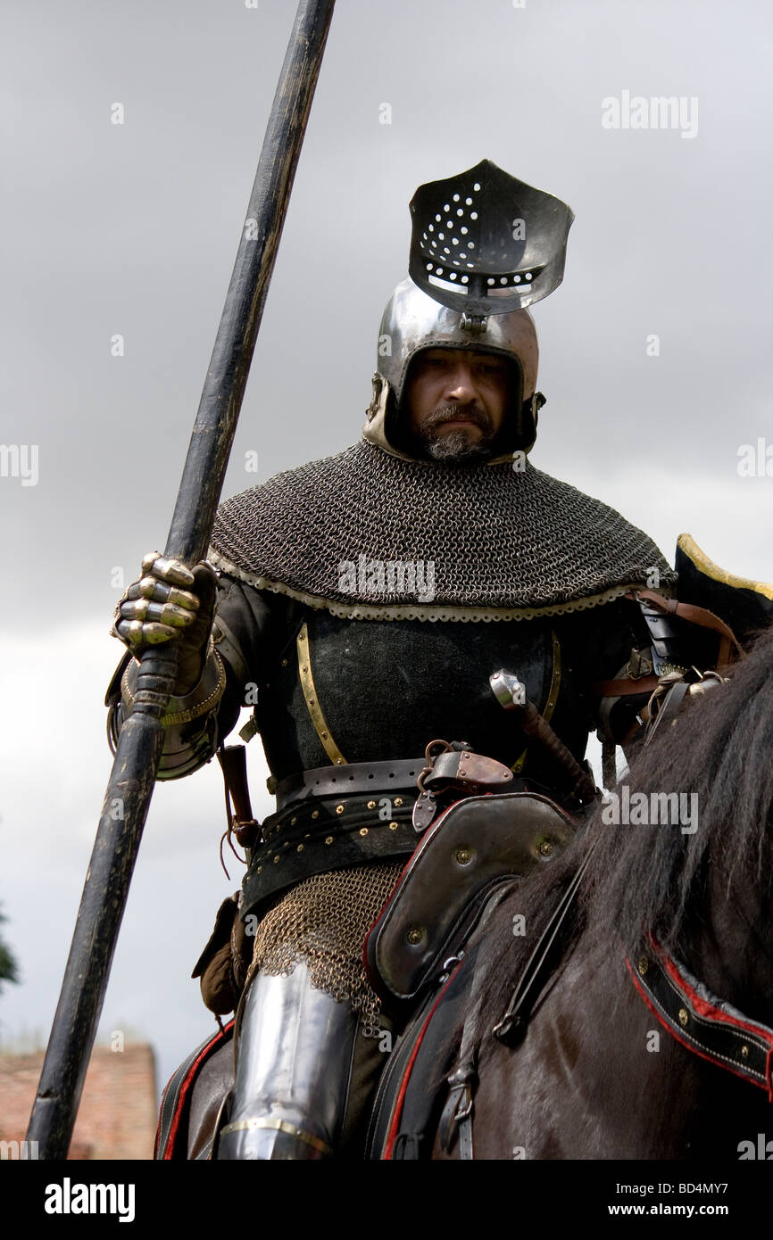 Stolze mittelalterliche Kavallerie Ritter mit Lanze auf militärische ...