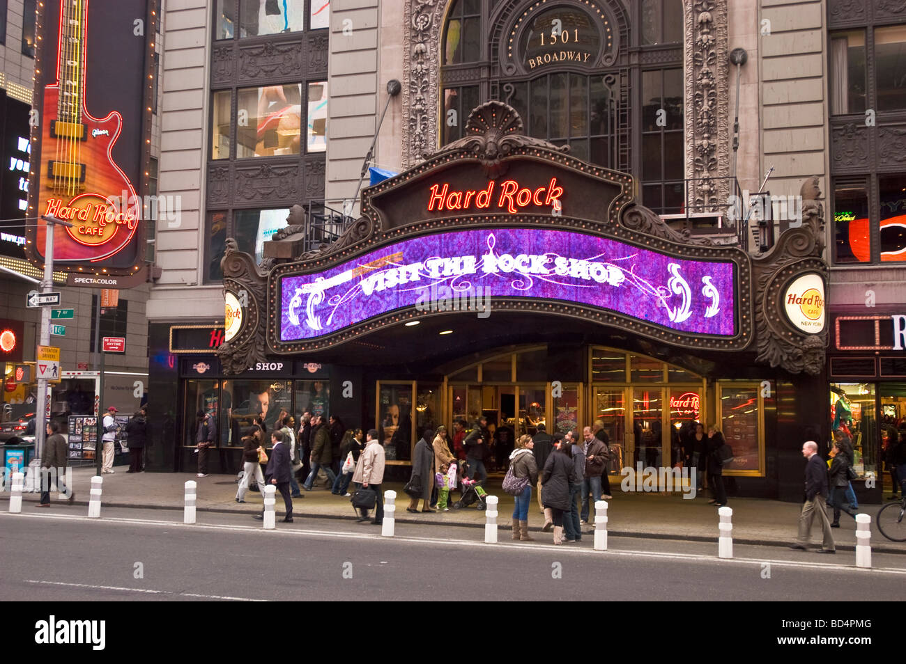 Hard rock cafe times square -Fotos und -Bildmaterial in hoher Auflösung ...