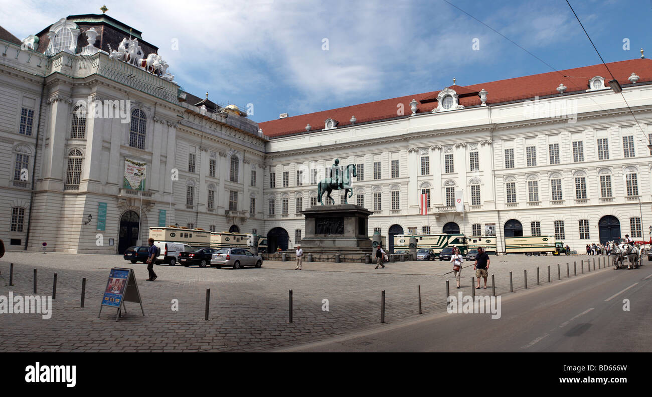 Josefsplatz mit Statue von Joseph II in Ansamble der Hofburg in Wien ...