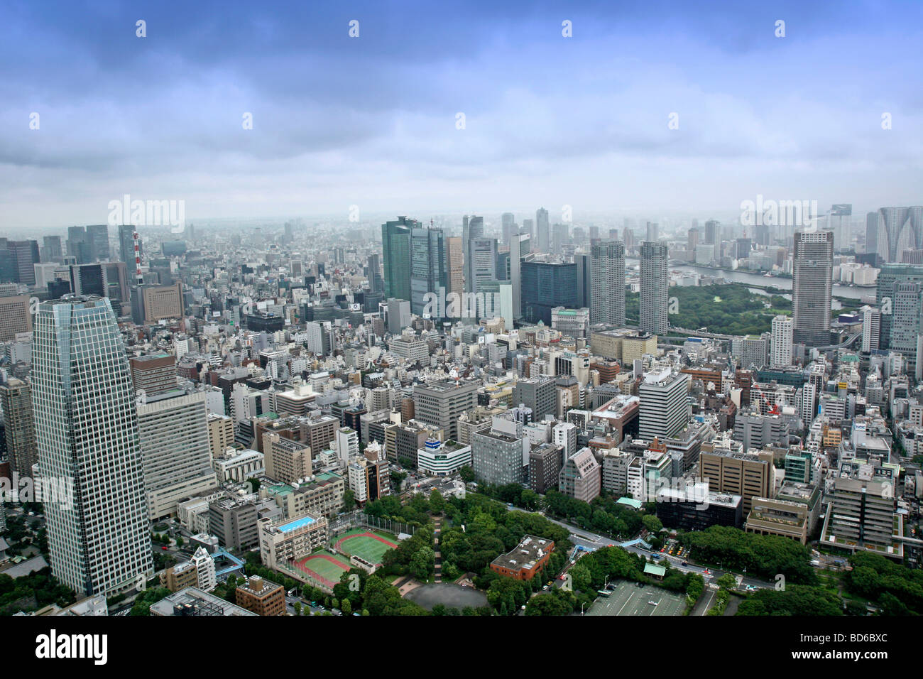 Tokyo skyline from the tokyo tower -Fotos und -Bildmaterial in hoher ...