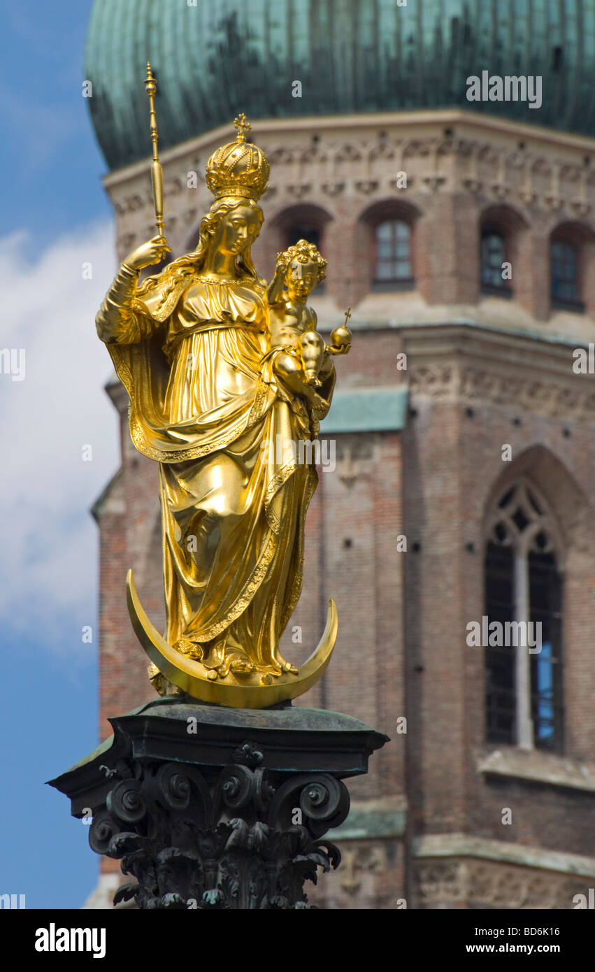 München / München, Bayern, Deutschland. Statue der Maria am oberen Rand ...