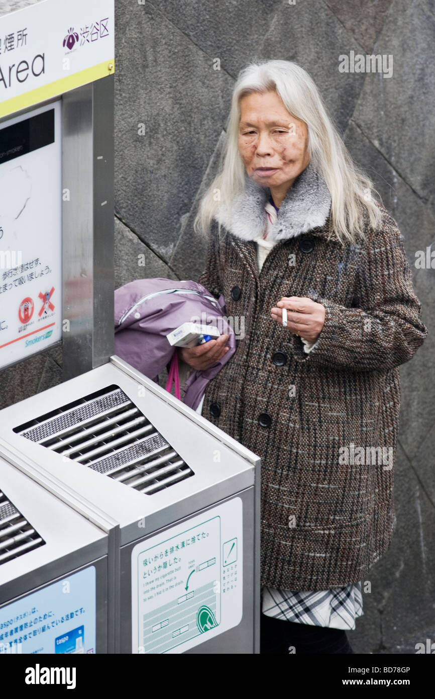 Dame rauchen -Fotos und -Bildmaterial in hoher Auflösung – Alamy