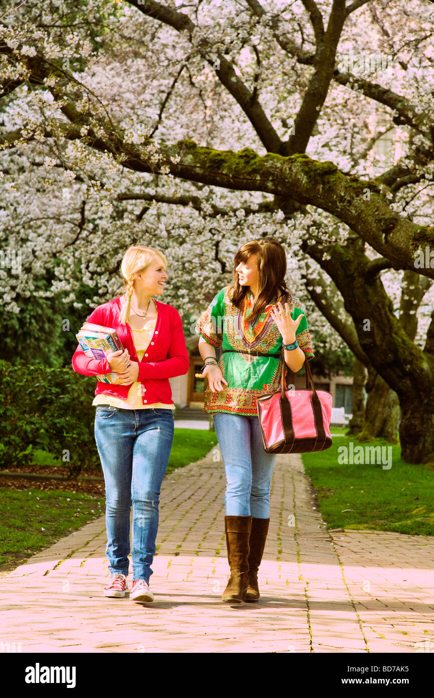 Girls Conversations Fotos Und Bildmaterial In Hoher Auflösung Alamy 3433