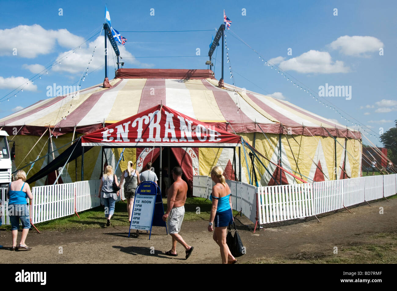 Circus clowns ring -Fotos und -Bildmaterial in hoher Auflösung – Alamy
