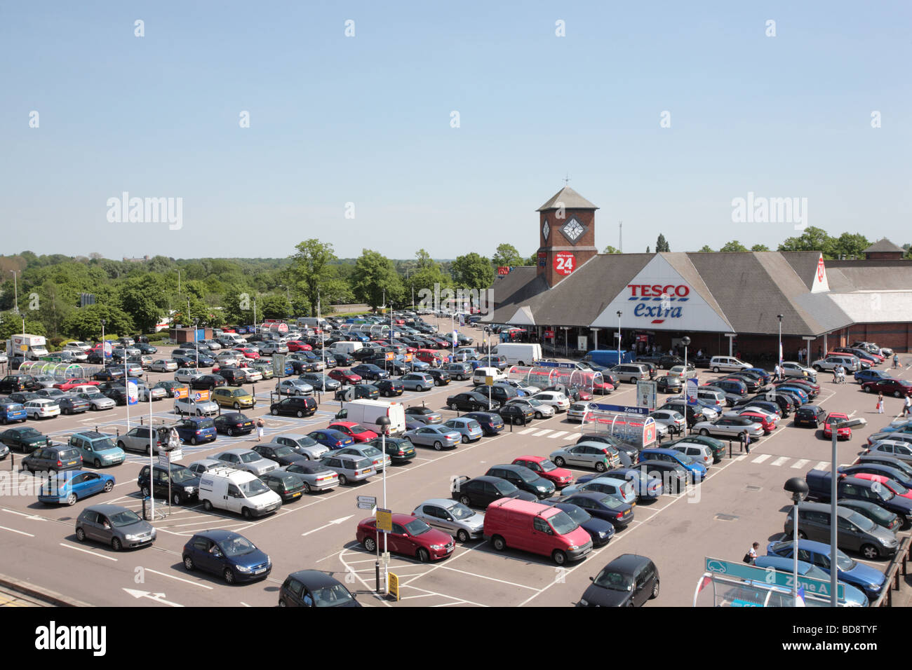 Tesco Extra Supermarkt Supermarkt Superstore Stockfotos und -bilder ...