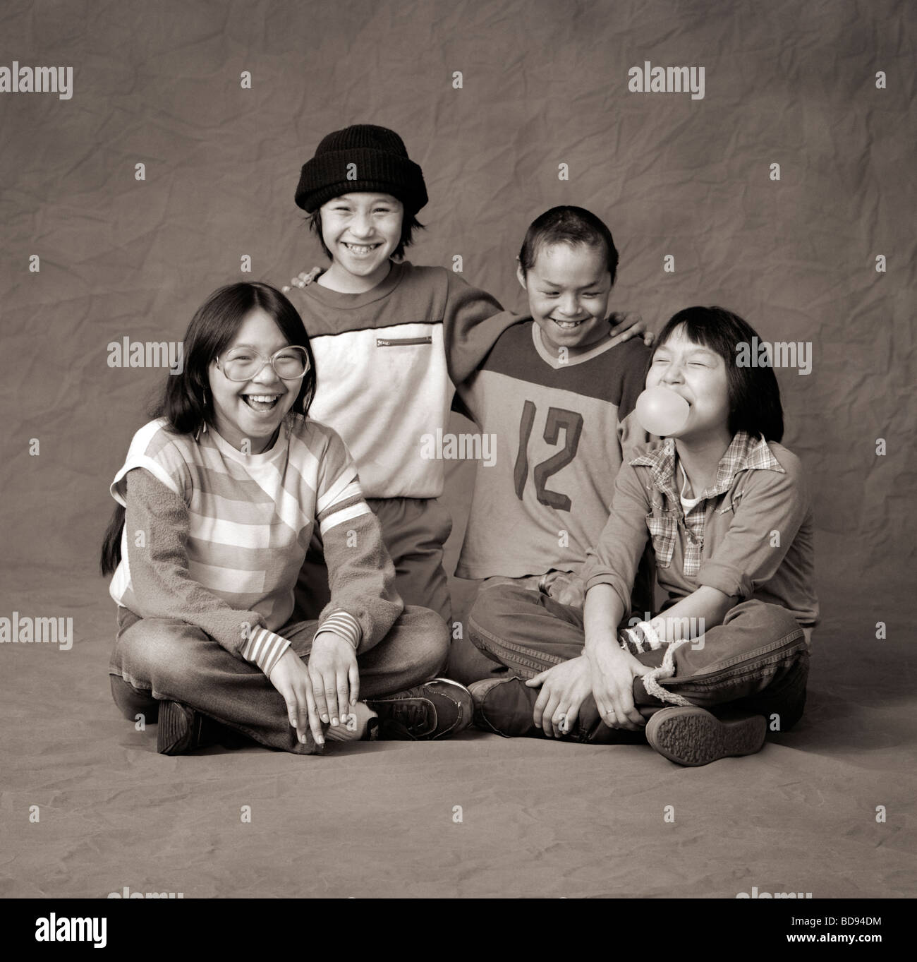 Schwarz weiße Studioportrait von vier Inuit-Kinder in einem Fotostudio ...