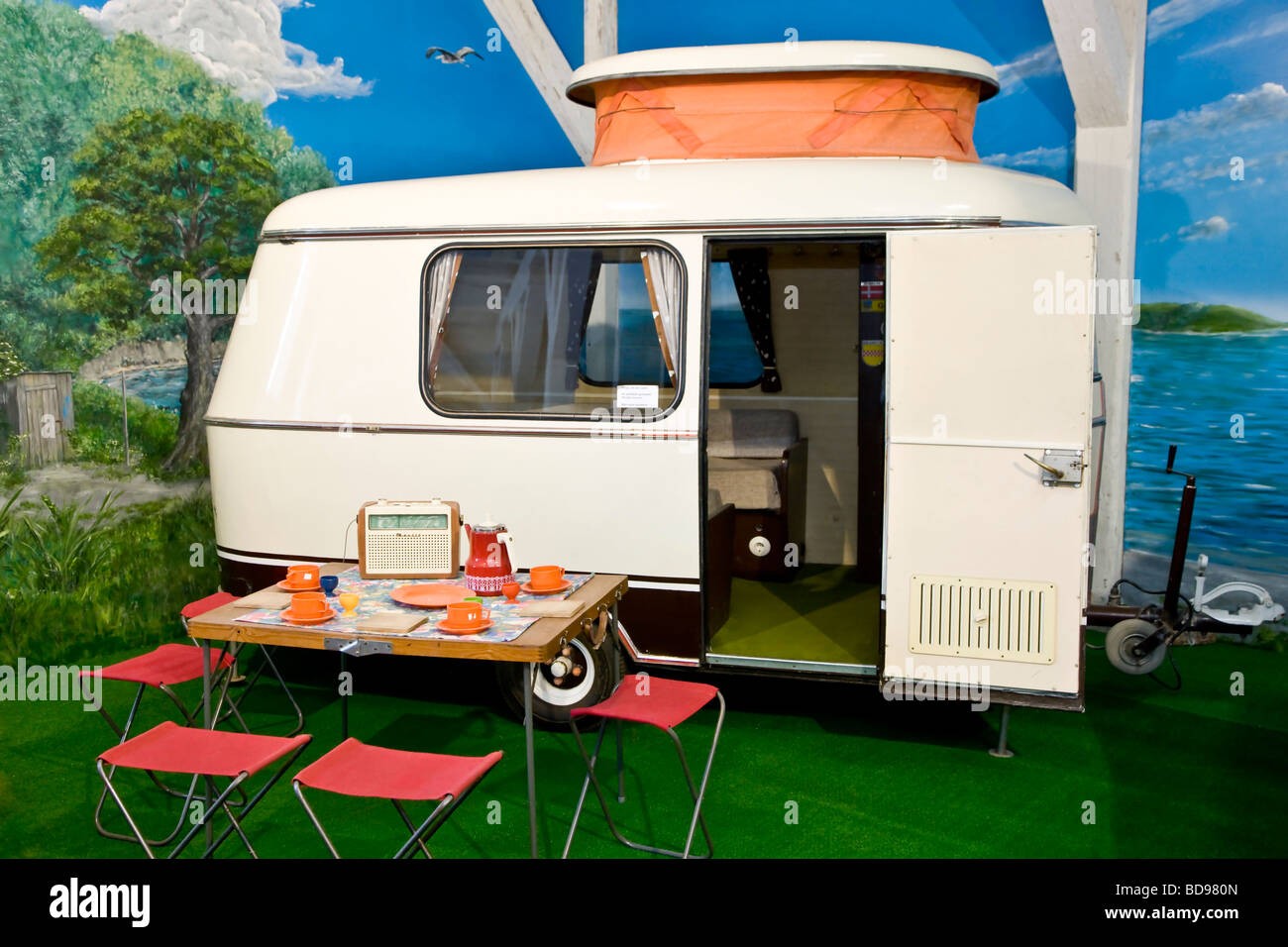 Vintage wohnmobil anhänger -Fotos und -Bildmaterial in hoher Auflösung ...