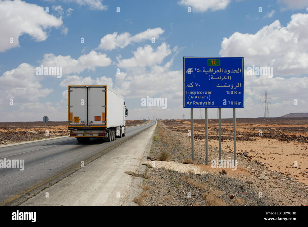 LKW auf einsamen Highway in den Irak, Jordanien Stockfotografie - Alamy