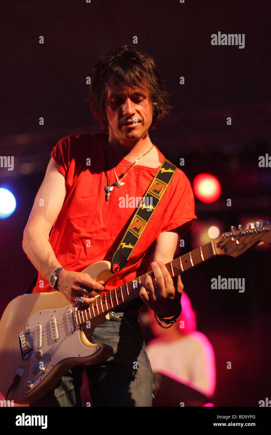 Gitarrist mit den rolling stones -Fotos und -Bildmaterial in hoher ...