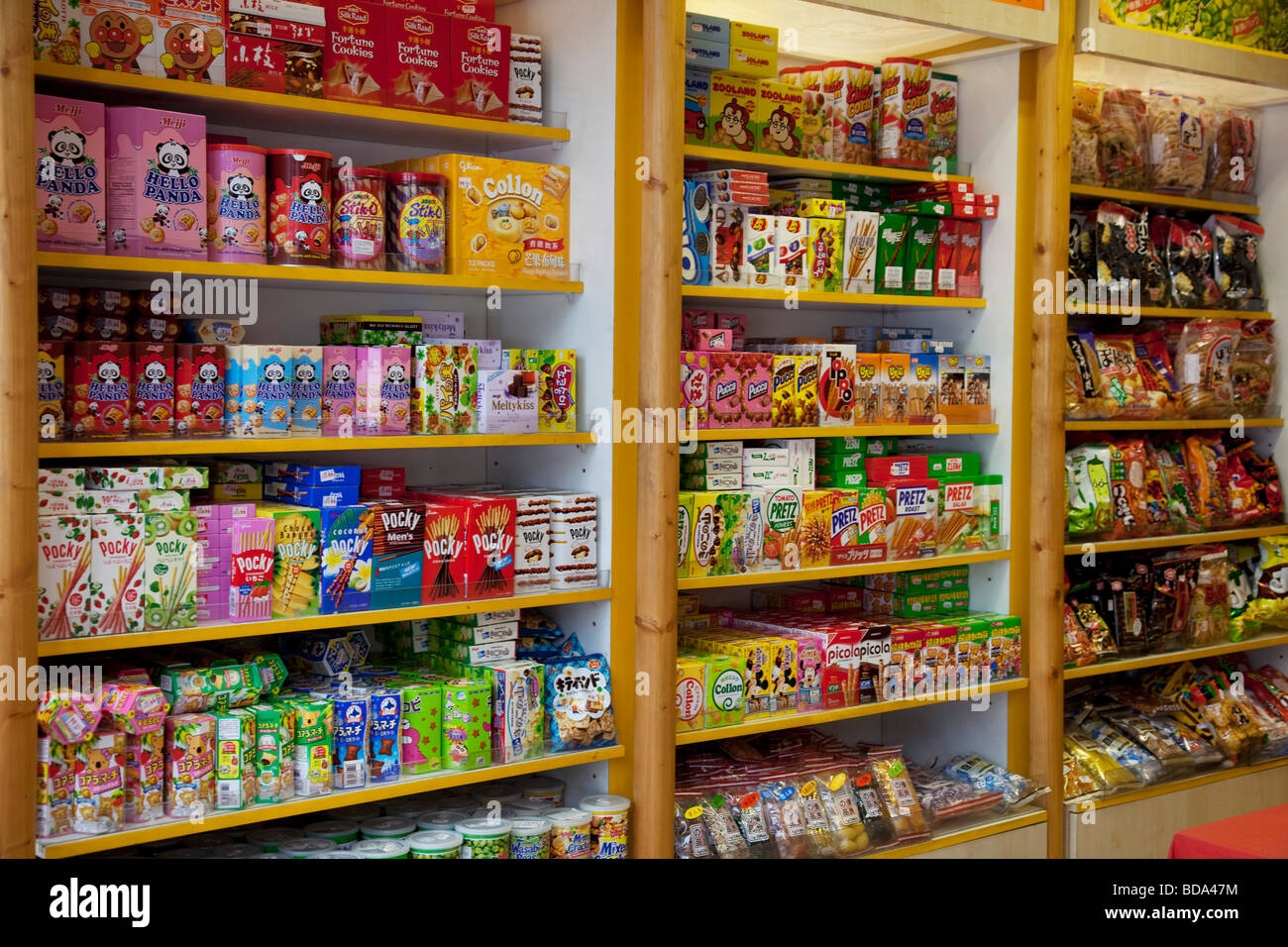 Bunte chinesische Snacks in grellen Verpackungen in einer Snack-shop ...