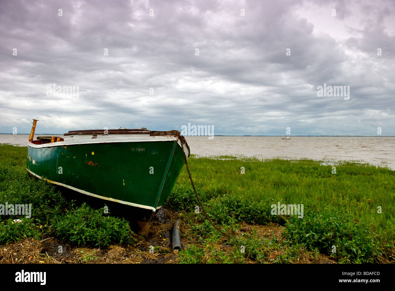 Verwittertes fischerboot am ufer -Fotos und -Bildmaterial in hoher ...