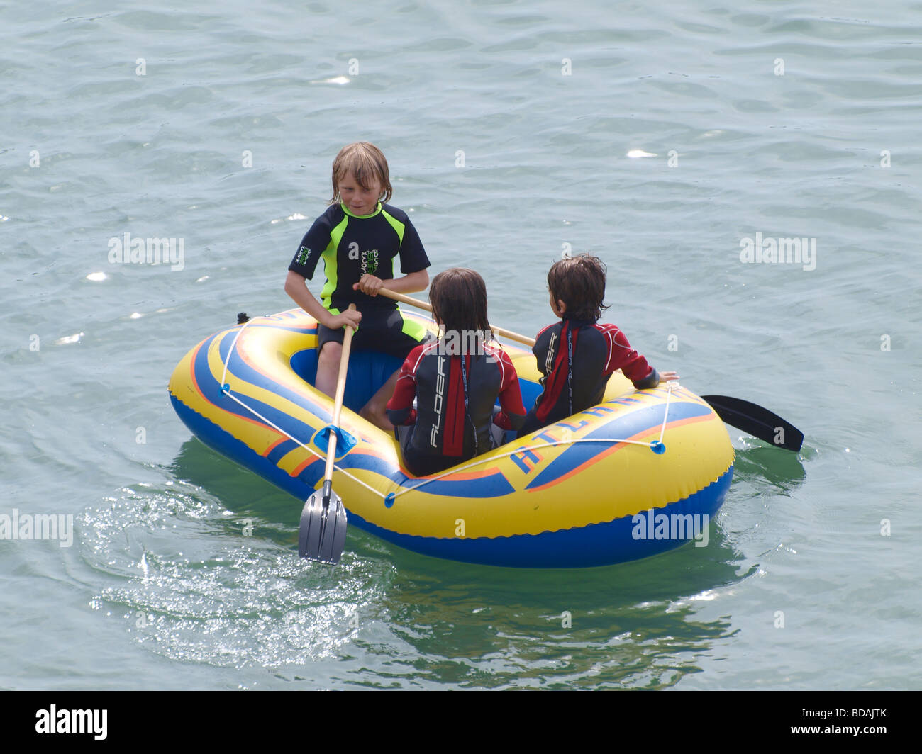 Kinder spielen im schlauchboot -Fotos und -Bildmaterial in hoher ...
