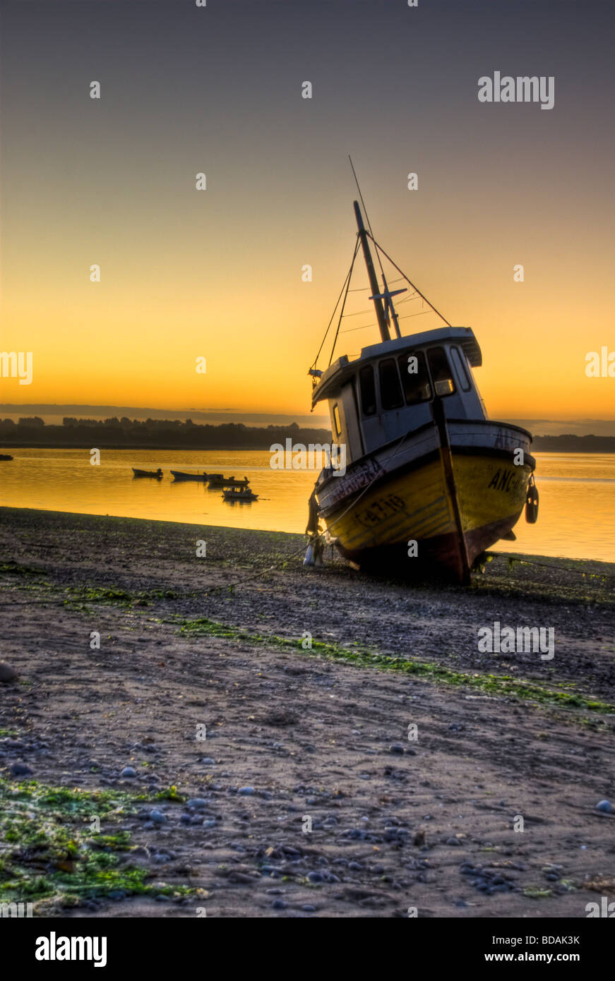 Kleinen Fischerboot am Strand bei Sonnenuntergang Caulin Chiloe Insel ...